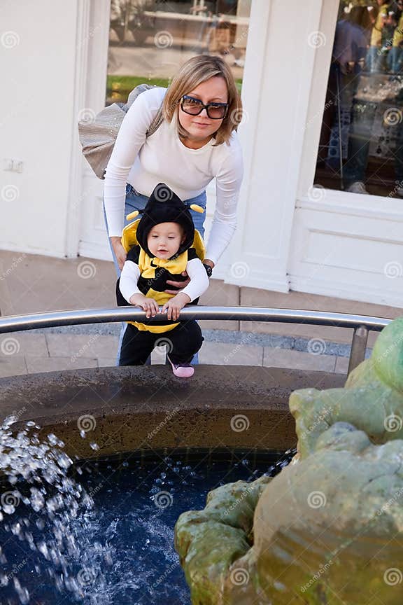 Truco o convite imagen de archivo. Imagen de familia - 13534753