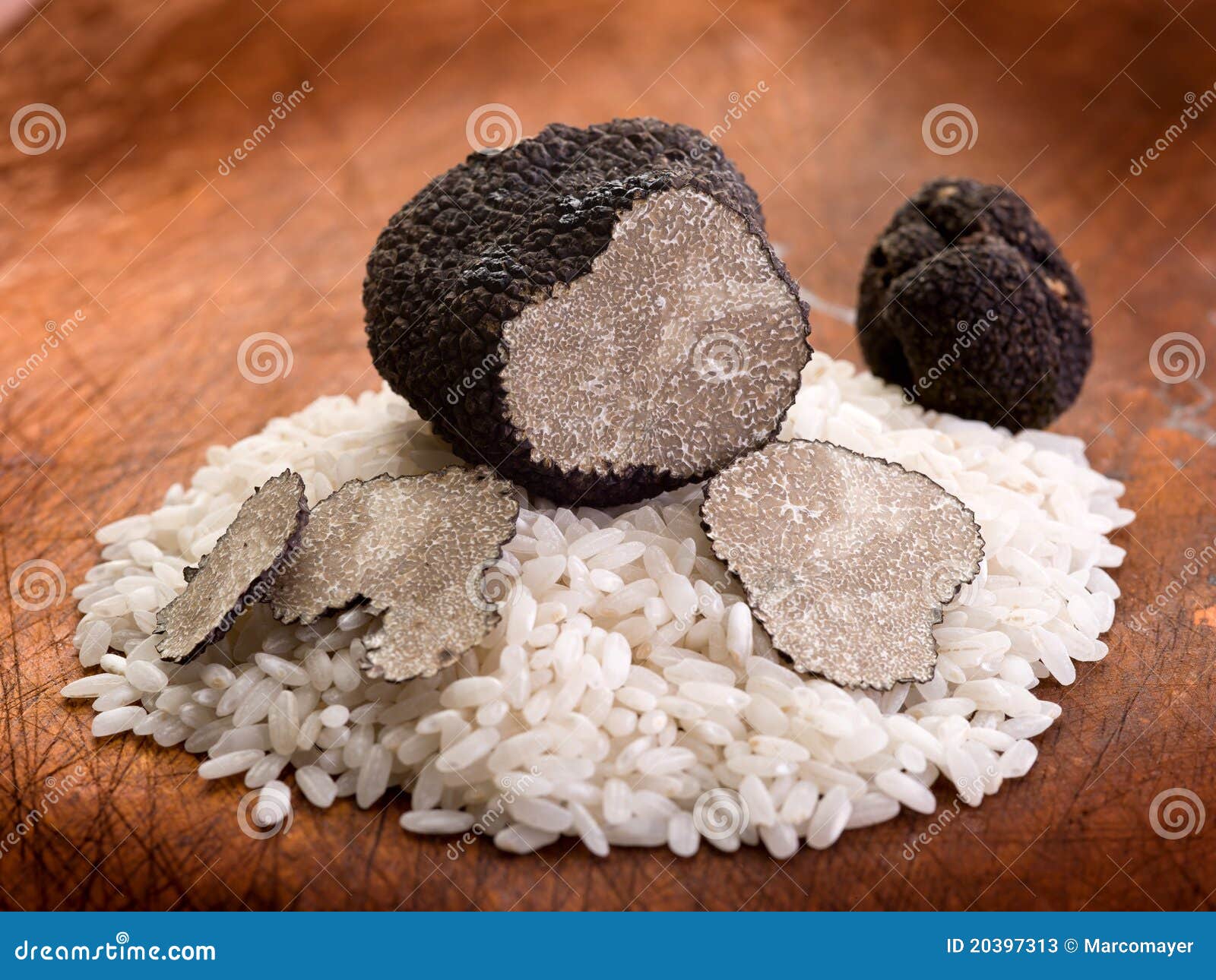 Trufa preta cortada imagem de stock. Imagem de textura - 20397313