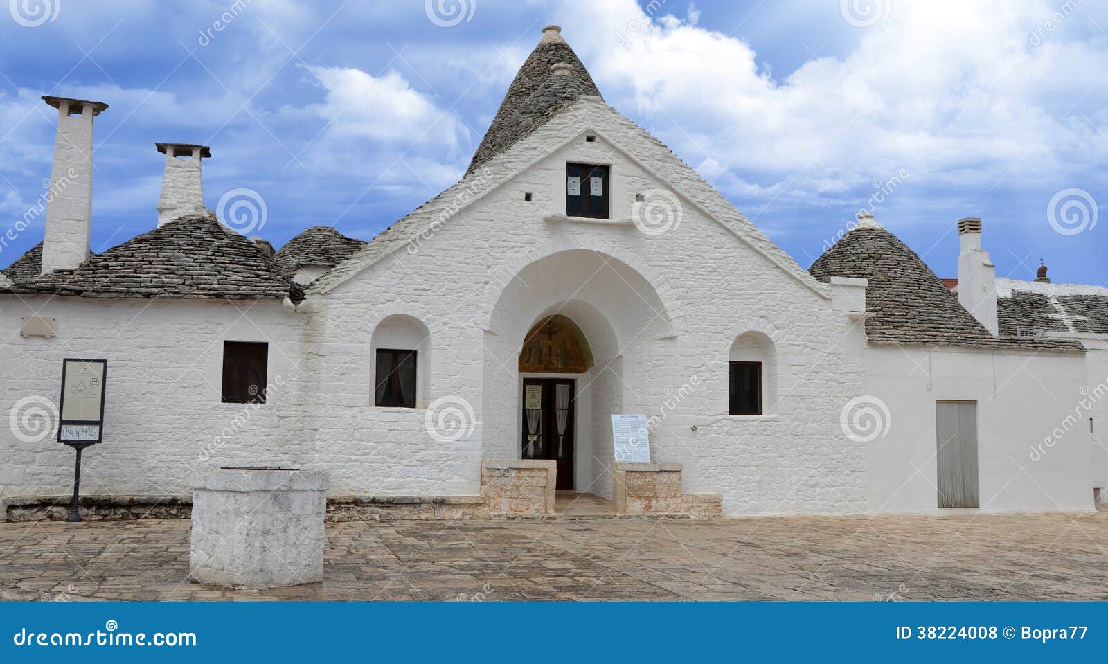 Trullo Sovrano, Alberobello Stock Photo - Image of architectural ...