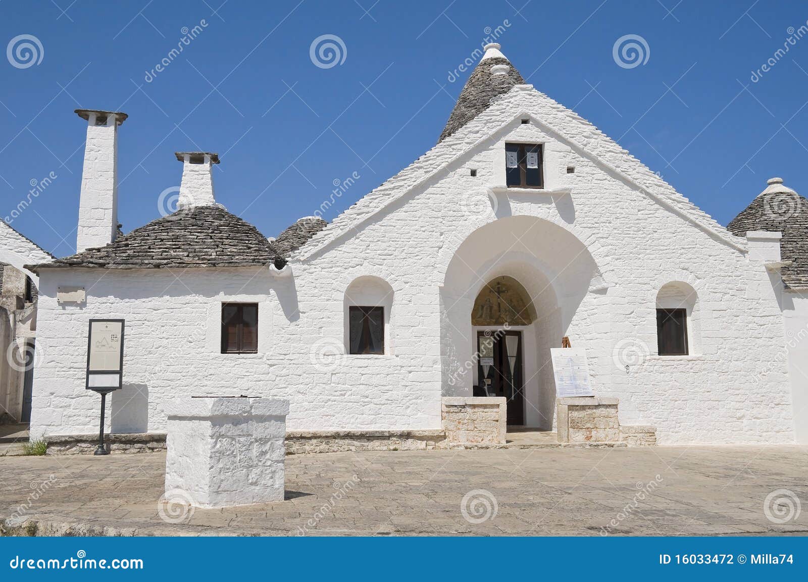 Trullo Sovrano. Alberobello. Apulia. Fotografia Stock - Immagine di ...