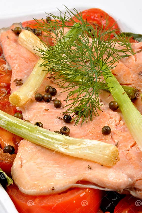 Truta Assada Com Tomate E Cebola Imagem de Stock - Imagem de alimento ...