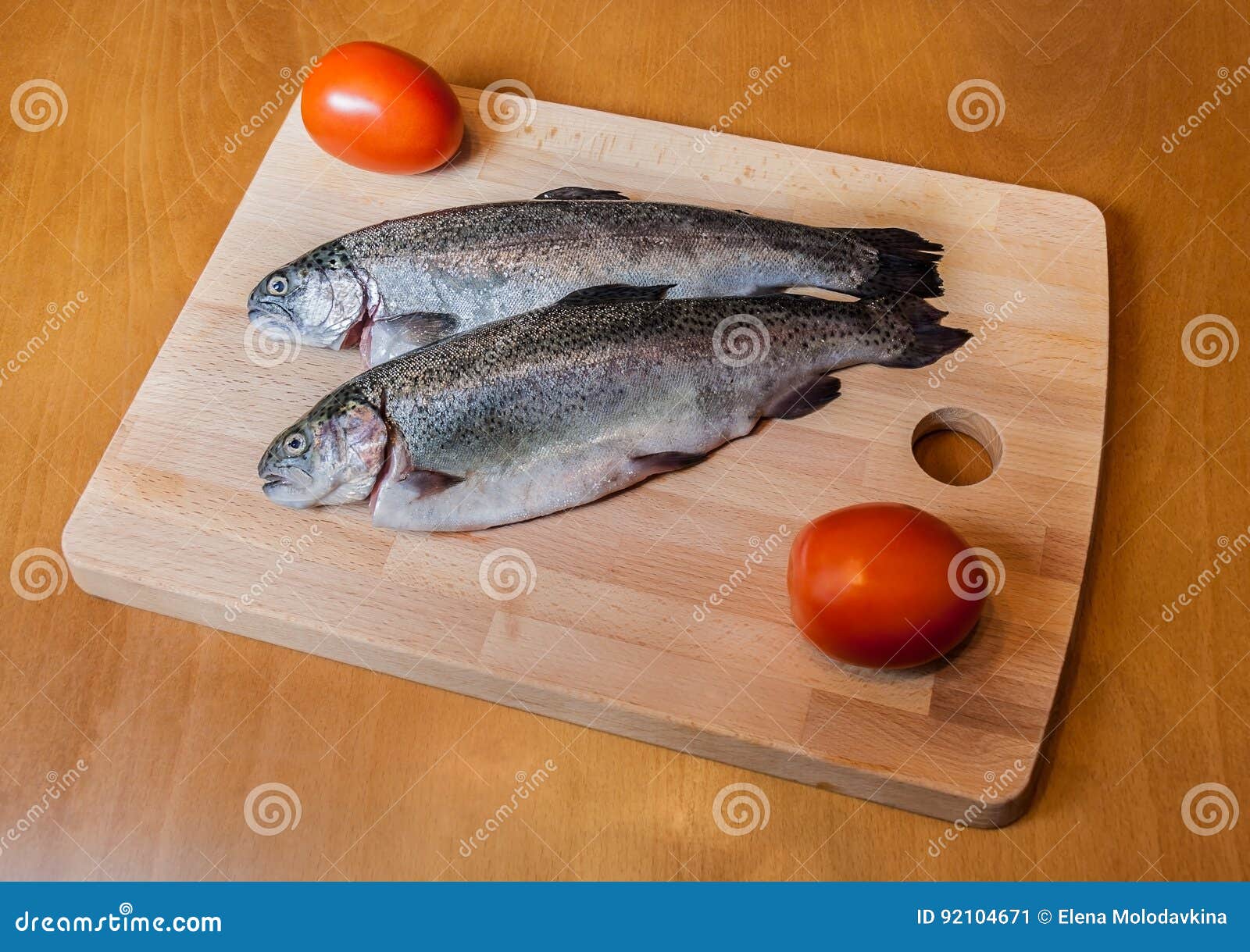Truta Fresca Na Placa De Corte De Madeira Imagem de Stock - Imagem de ...