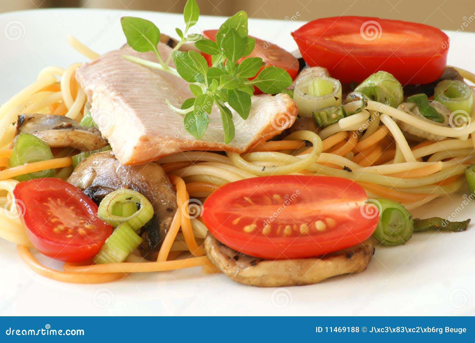 Truta Fumada Com Espaguete Colorido Foto de Stock - Imagem de vegetal ...