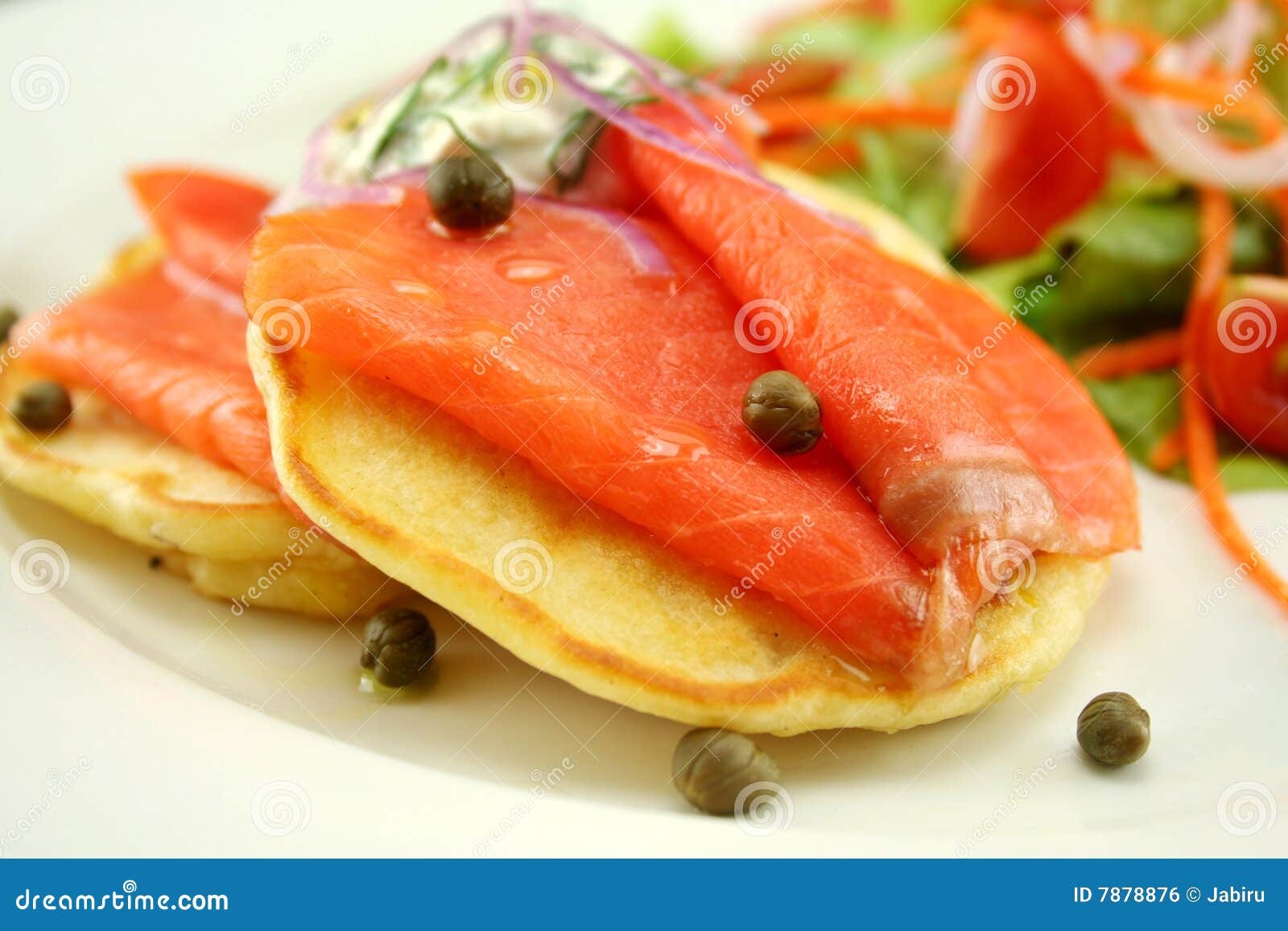 Truta fumada em fritos foto de stock. Imagem de salada - 7878876