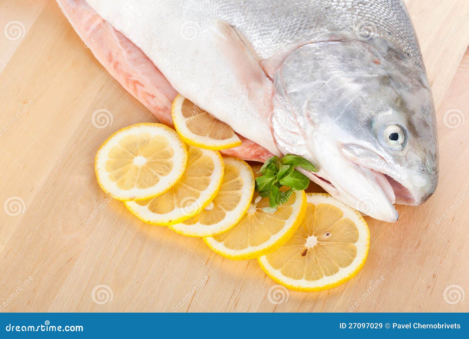 Truta na tabela de madeira imagem de stock. Imagem de inoperante - 27097029