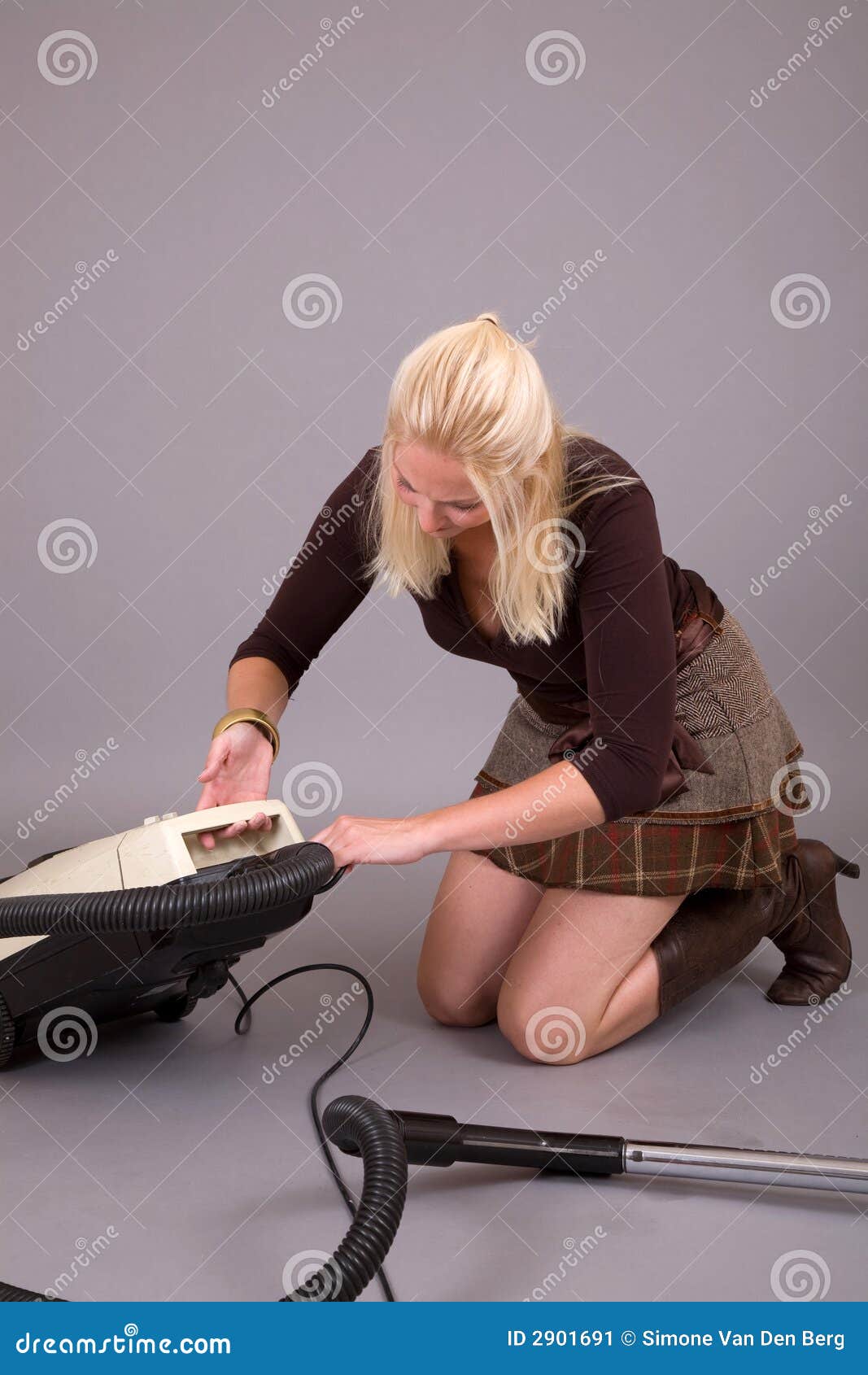 Trying to fix it stock image. Image of person, cleaner - 2901691