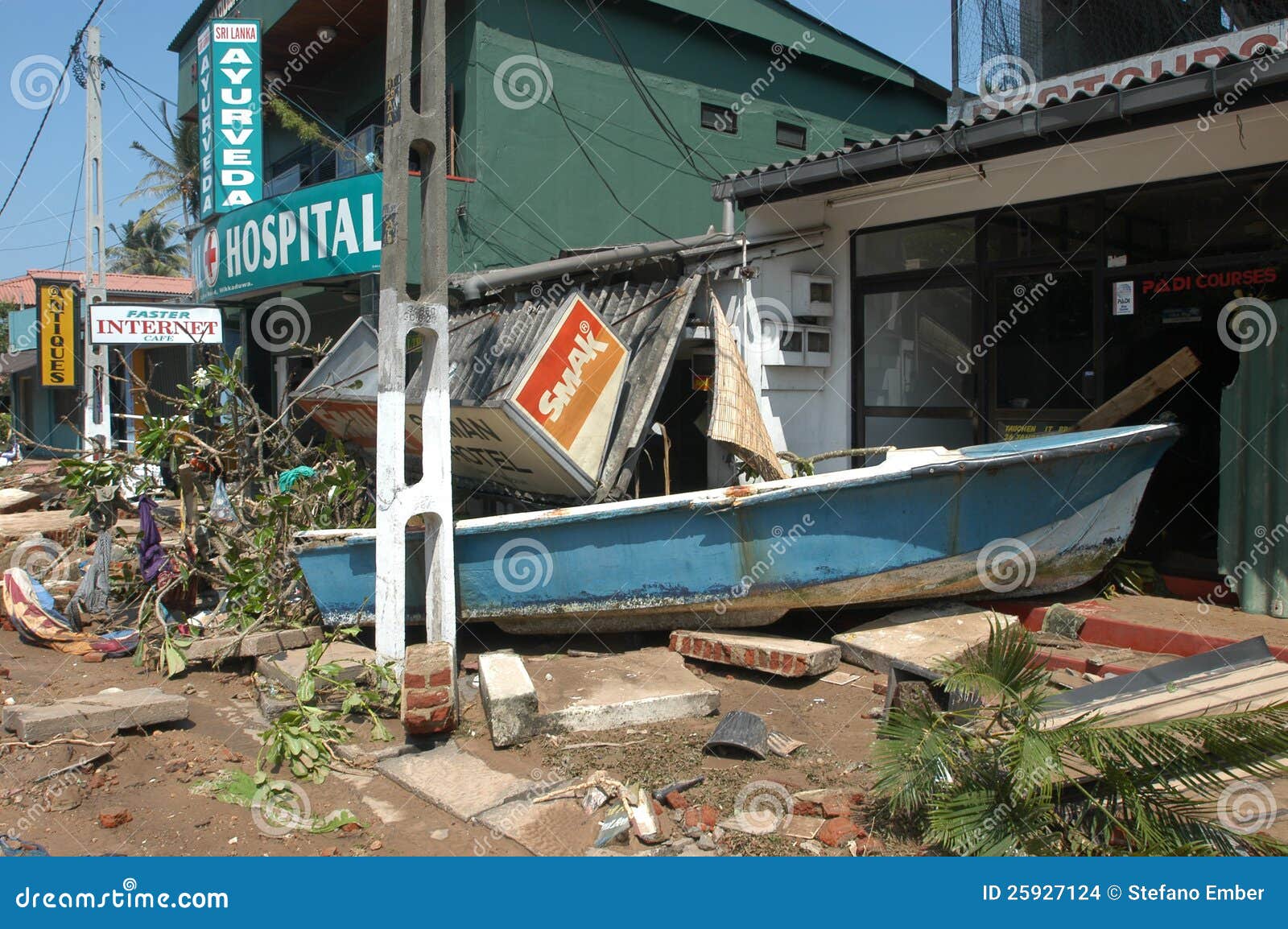 Tsunami of 26 December 2004 at Hikkaduwa Editorial Stock Image - Image ...