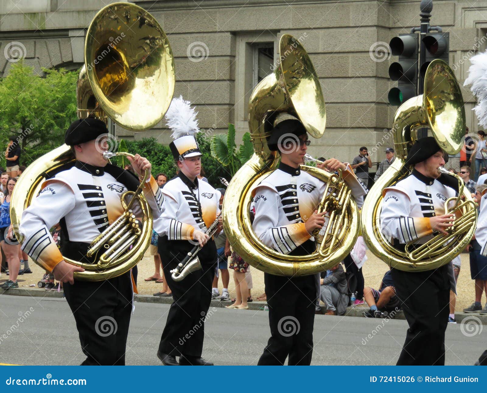 Tuba Players en el desfile foto editorial. Imagen de districto - 72415026