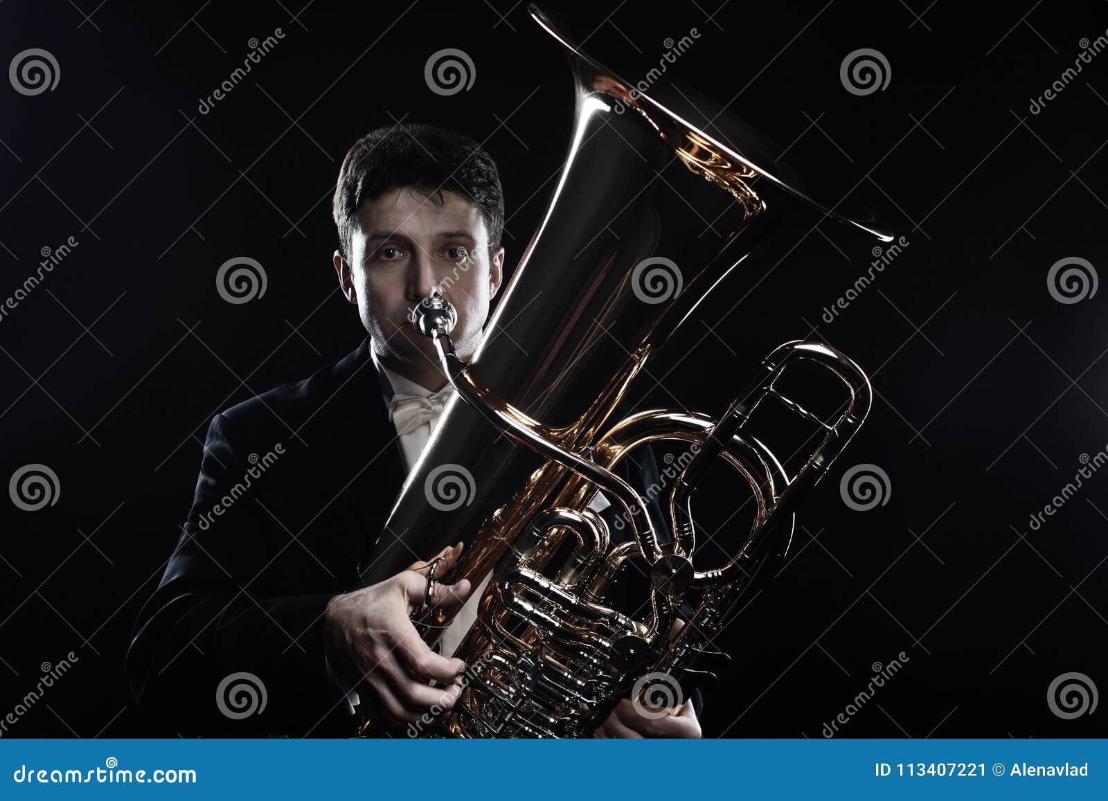Tubaspieler-Messinginstrumentmusiker Stockbild - Bild von fest, musik ...