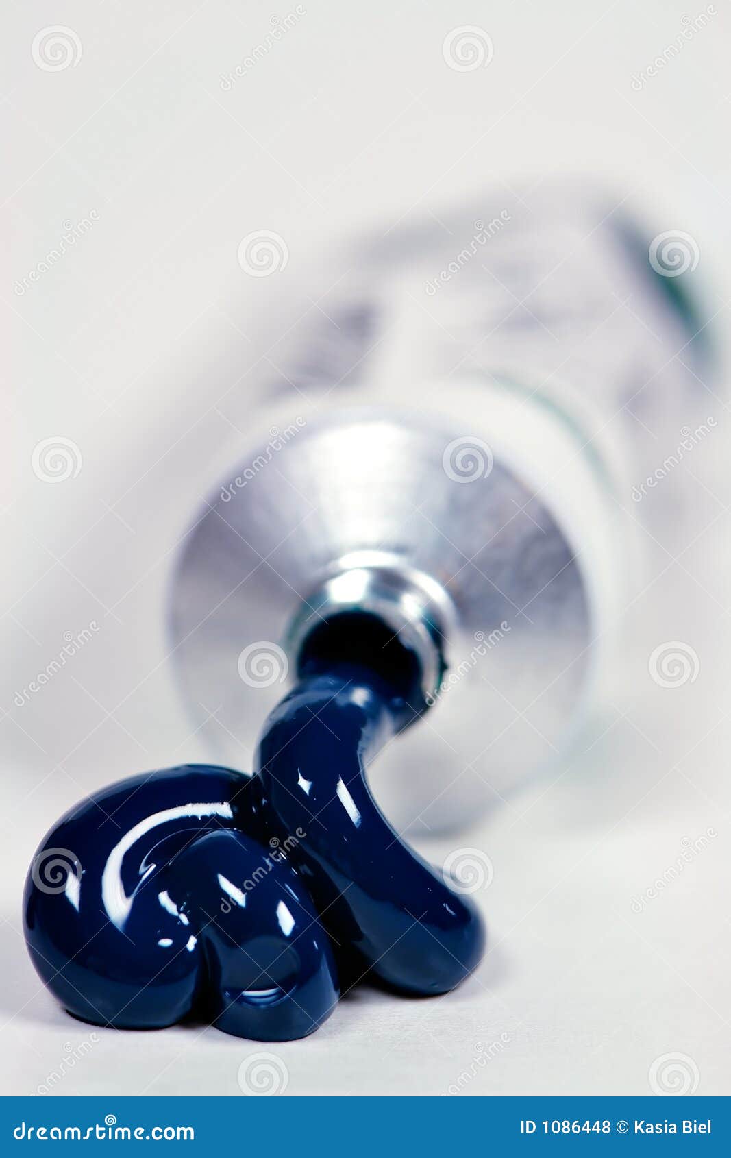 Tube bleu de peinture photo stock. Image du produisez - 1086448