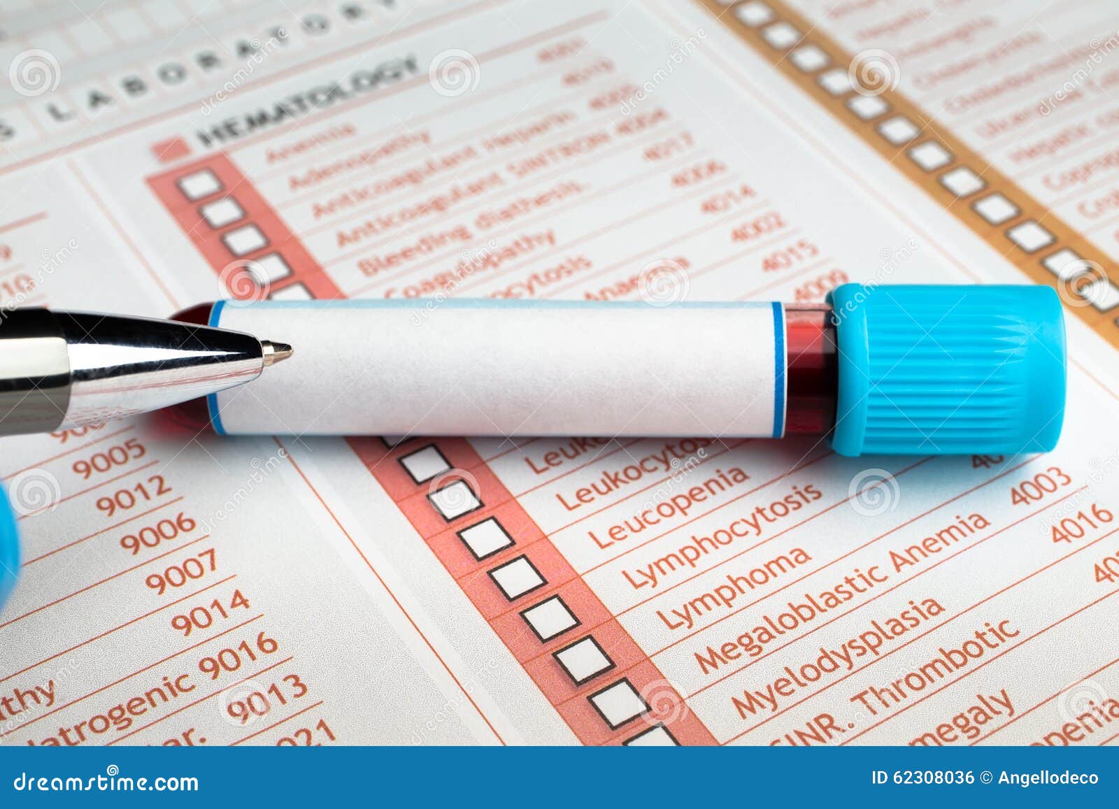 Tube De Sang Sur Une Forme D'analyse Photo stock - Image du laboratoire ...