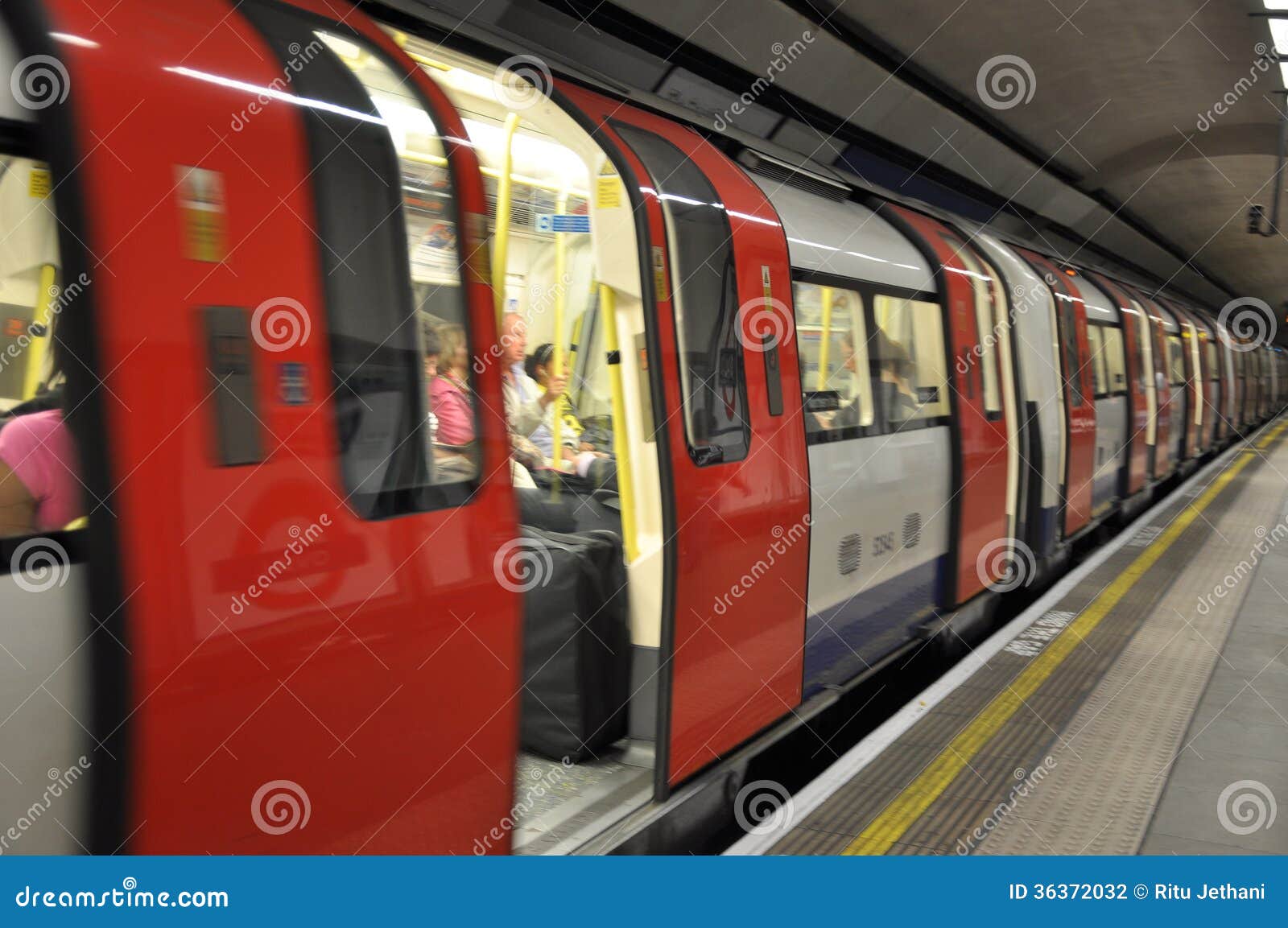 Tube in London, England editorial photography. Image of curve - 36372032