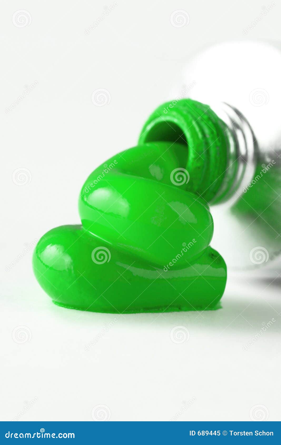 Tube vert de peinture image stock. Image du attraction - 689445