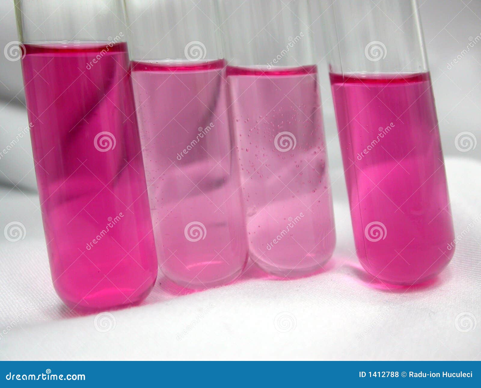 Tubes-5 rose photo stock. Image du réaction, vivre, pharmacologie - 1412788