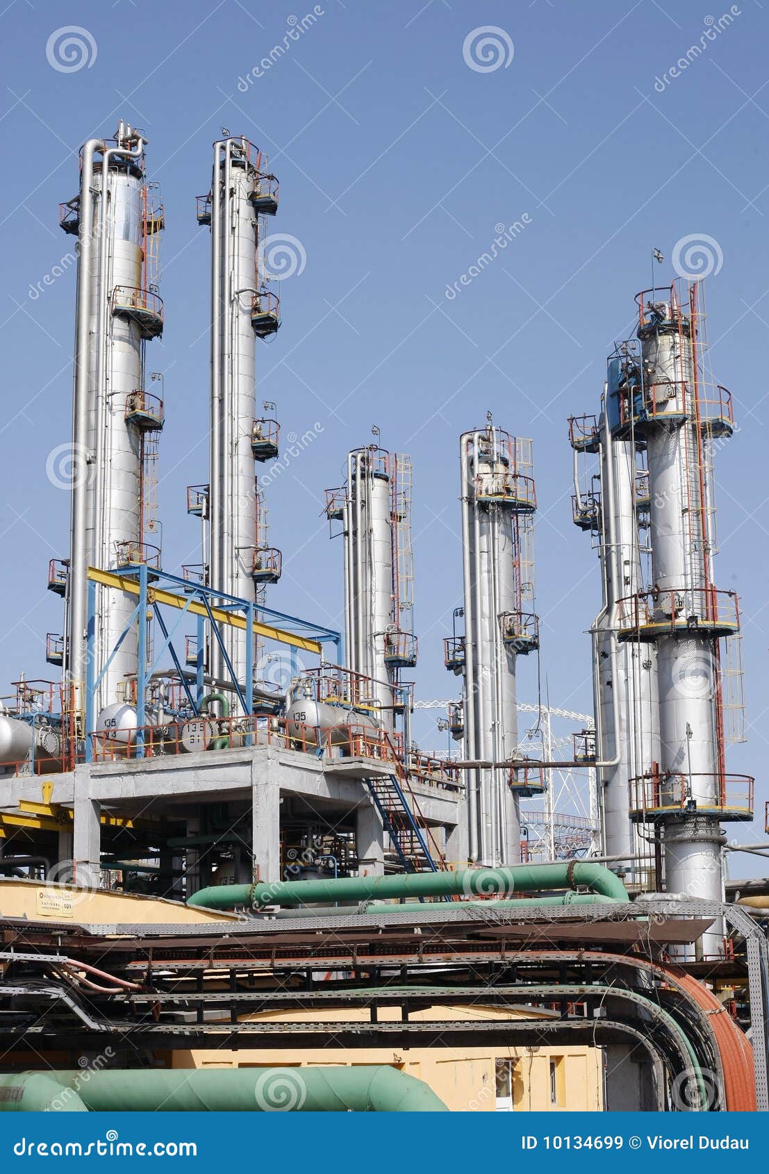 Tubi Della Raffineria Di Petrolio Immagine Stock - Immagine di ...