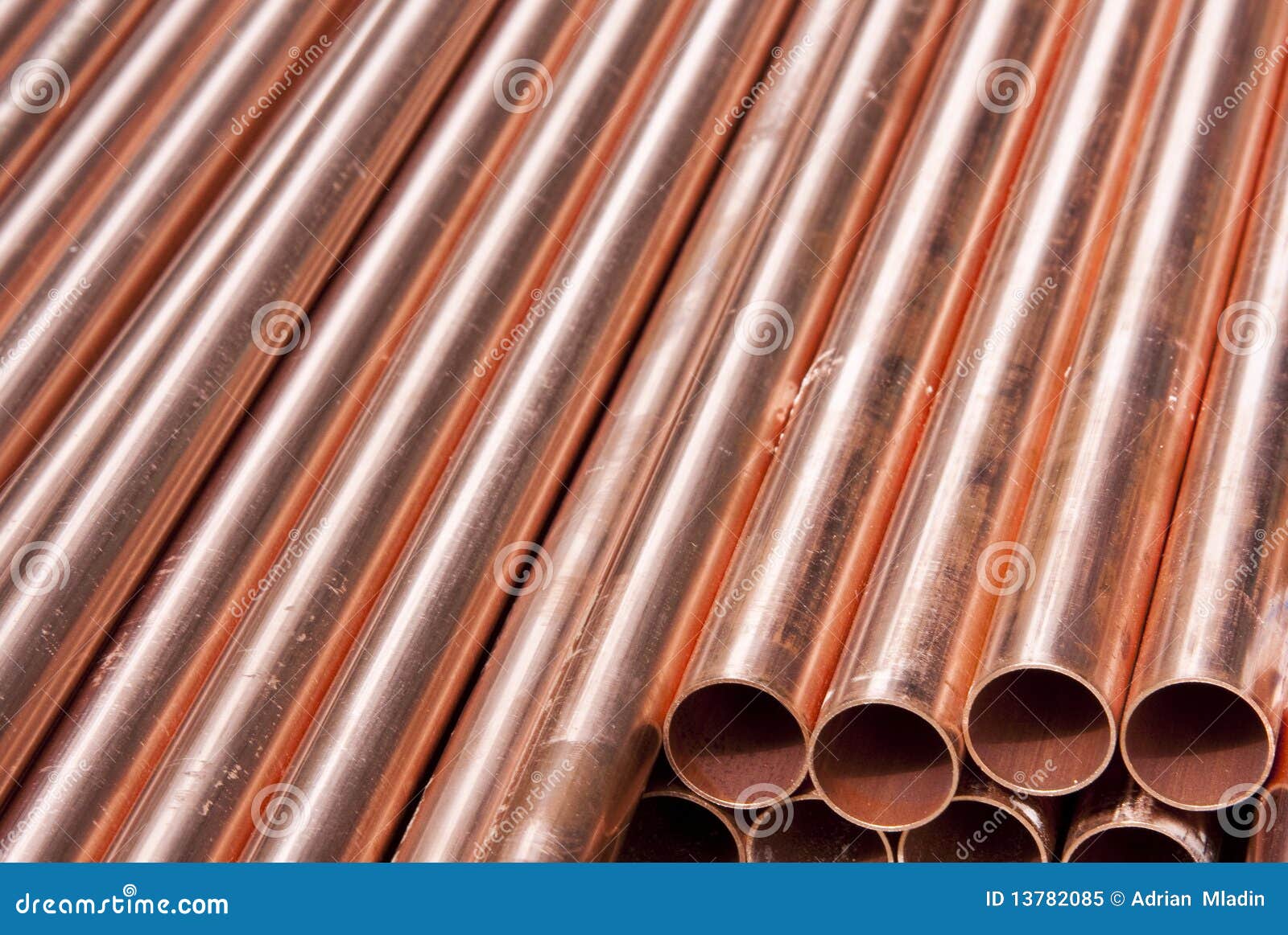 Tubi di rame immagine stock. Immagine di dorato, ottone - 13782085