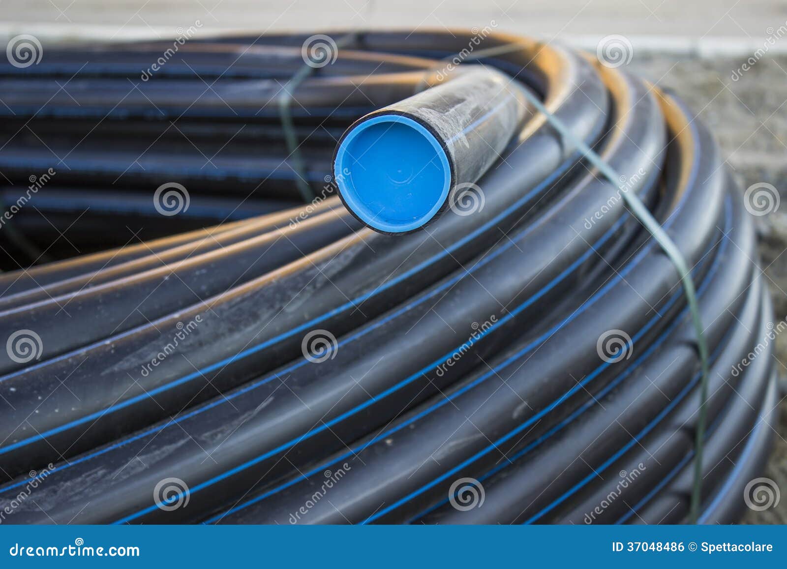 Tubo nero del PVC fotografia stock. Immagine di hose - 37048486