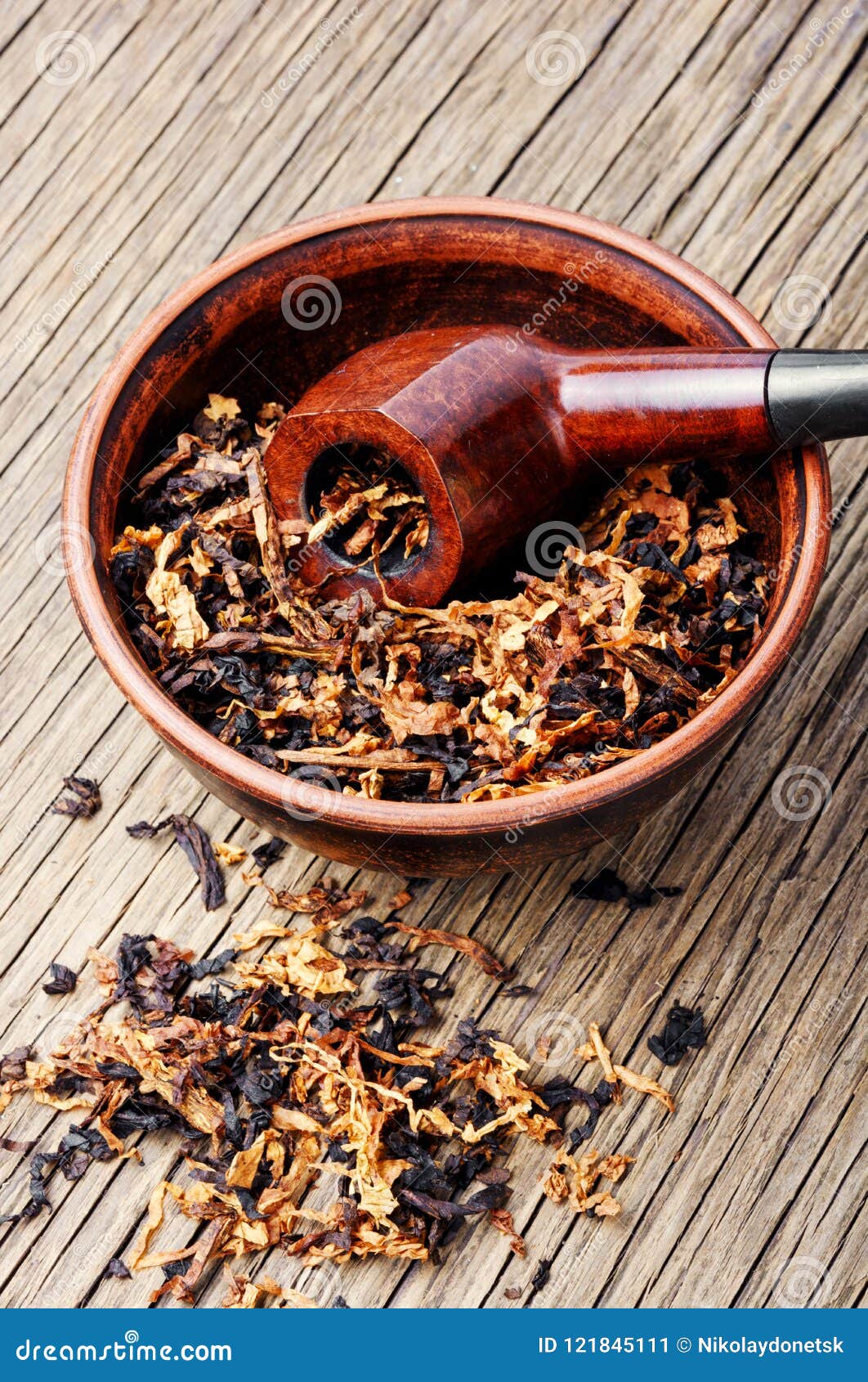 Tubo que fuma y tabaco imagen de archivo. Imagen de tabaco - 121845111