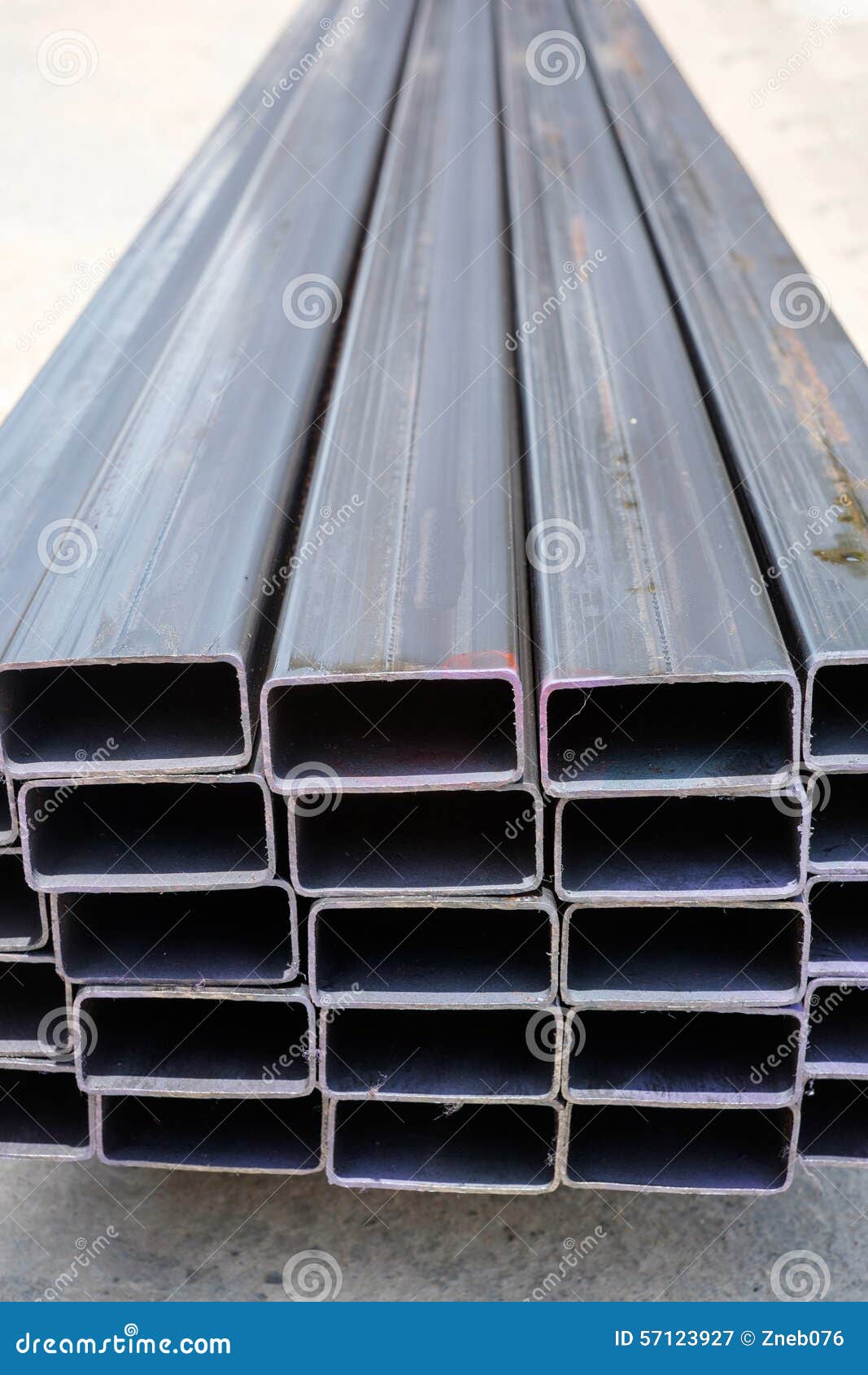 Tubo rectangular de acero imagen de archivo. Imagen de almacenaje ...