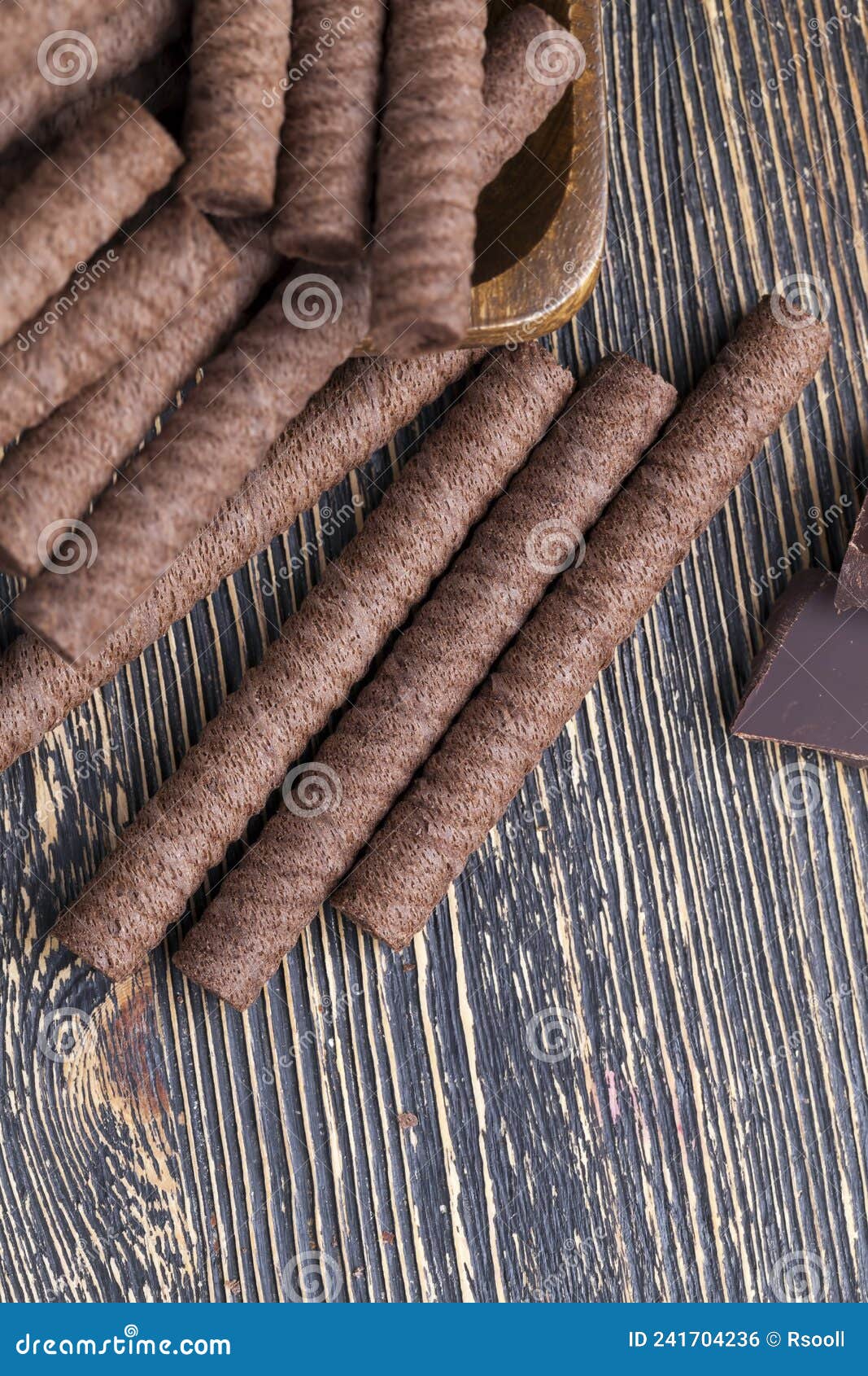 Tubos De Chocolate Rellenos De Chocolate Foto de archivo - Imagen de ...