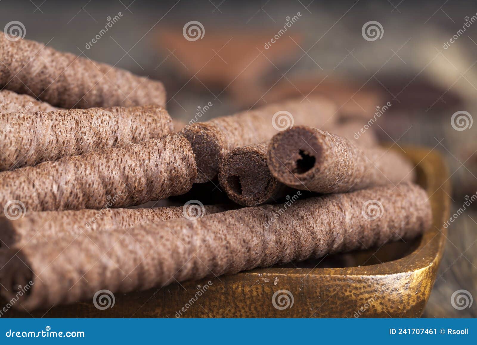 Tubos De Chocolate Rellenos De Chocolate Imagen de archivo - Imagen de ...