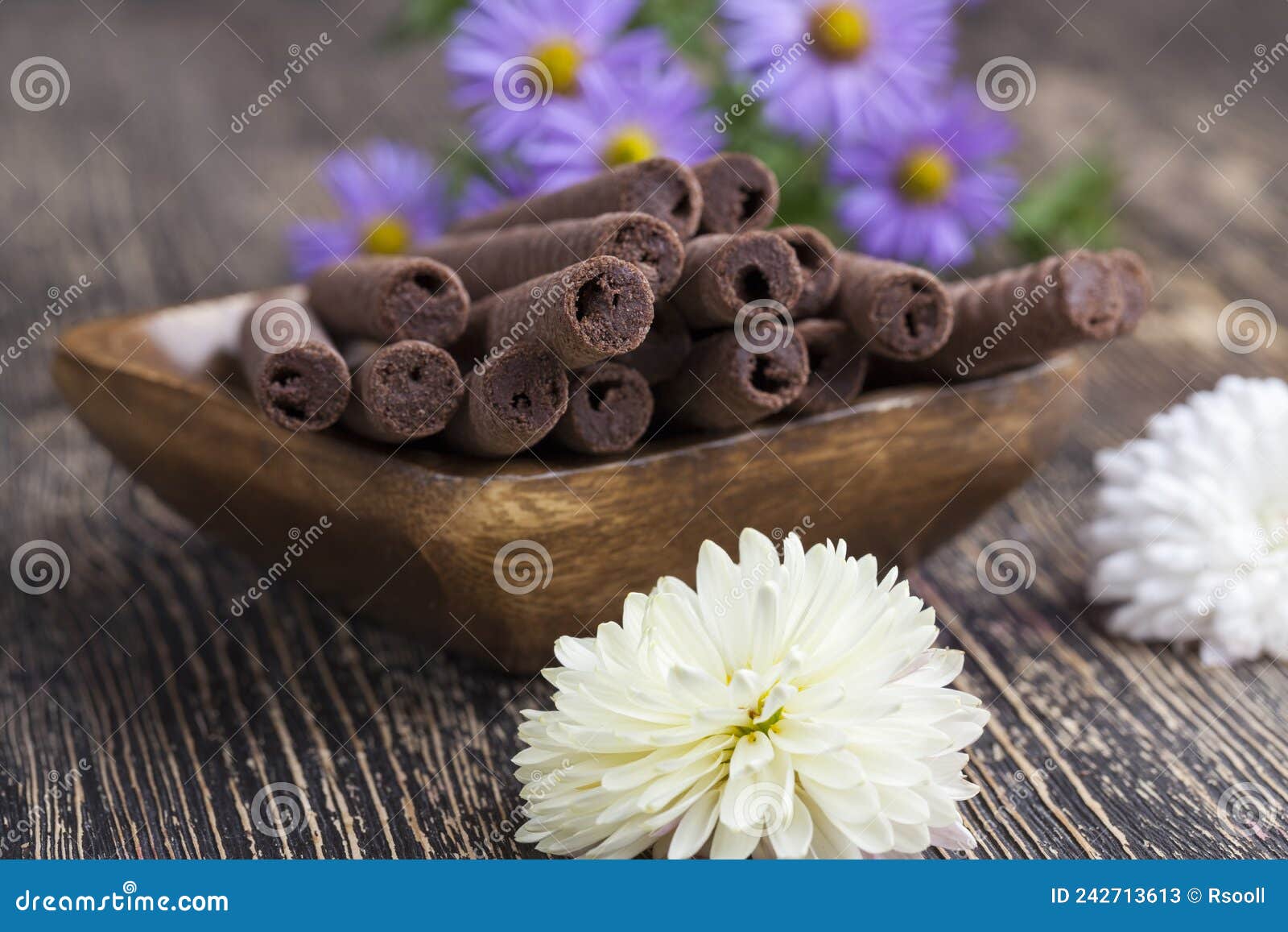 Tubos De Chocolate Rellenos De Chocolate Imagen de archivo - Imagen de ...
