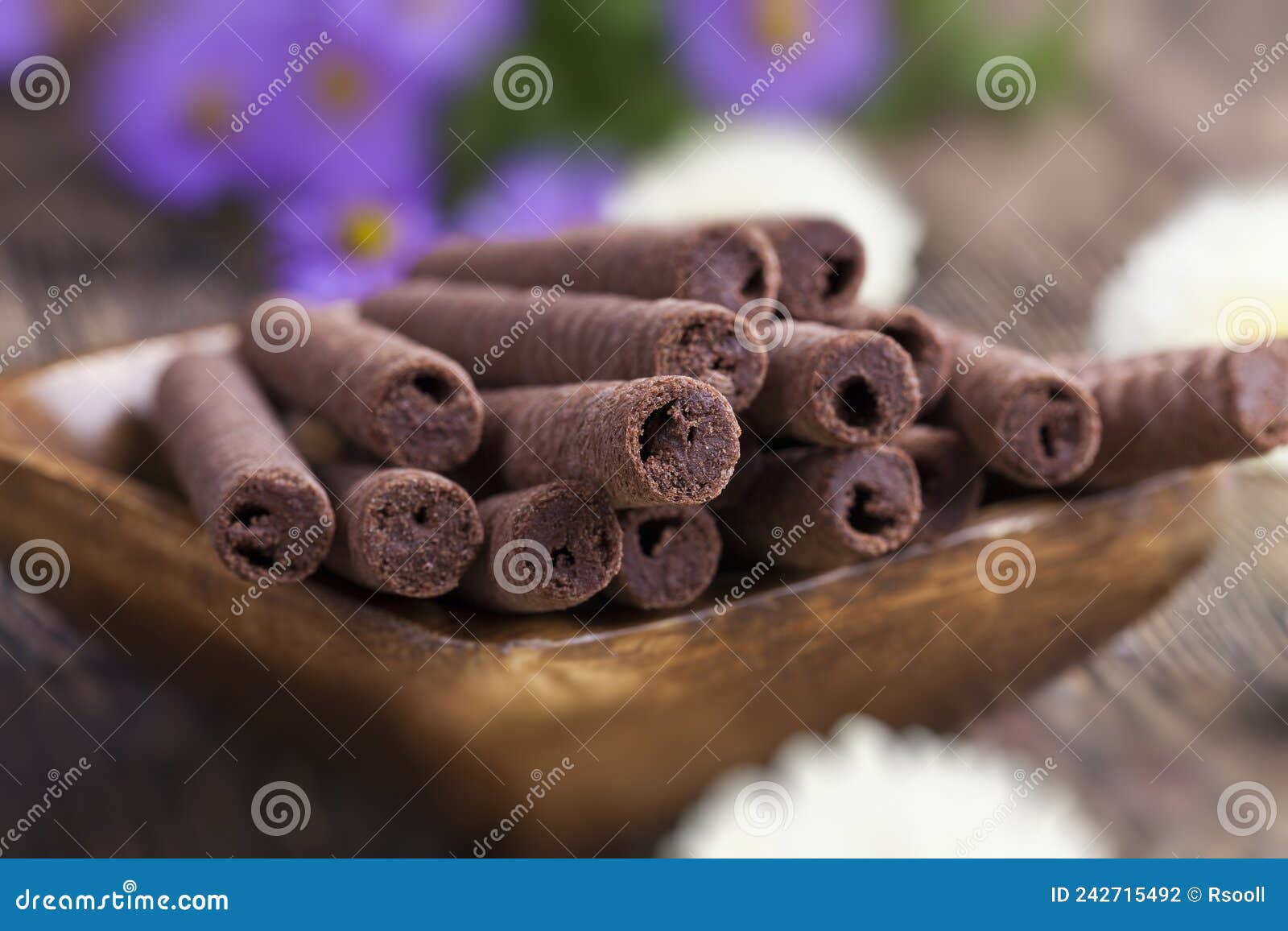 Tubos De Chocolate Rellenos De Chocolate Foto de archivo - Imagen de ...