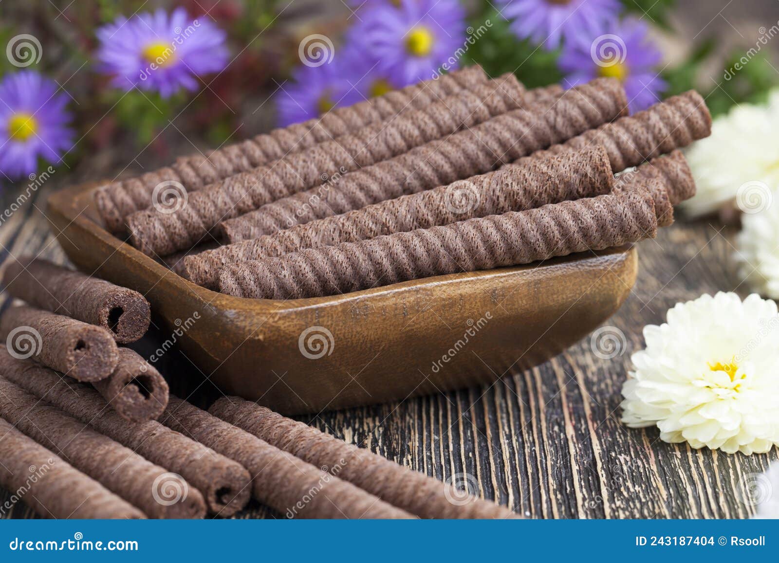 Tubos De Chocolate Rellenos De Chocolate Foto de archivo - Imagen de ...