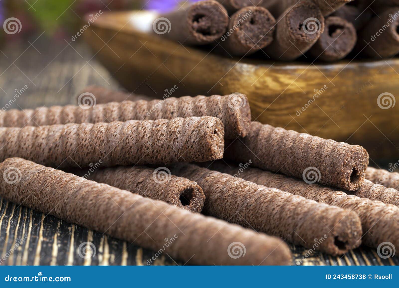 Tubos De Chocolate Rellenos De Chocolate Foto de archivo - Imagen de ...