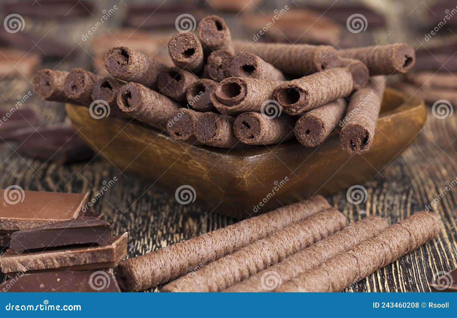 Tubos De Chocolate Rellenos De Chocolate Foto de archivo - Imagen de ...