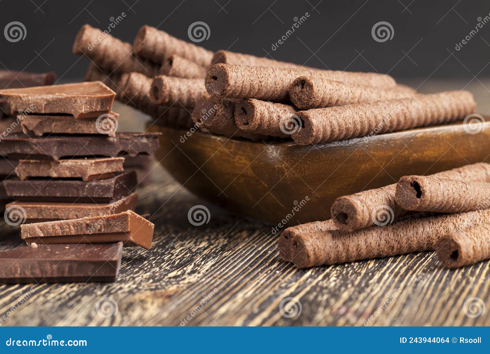 Tubos De Chocolate Rellenos De Chocolate Foto de archivo - Imagen de ...