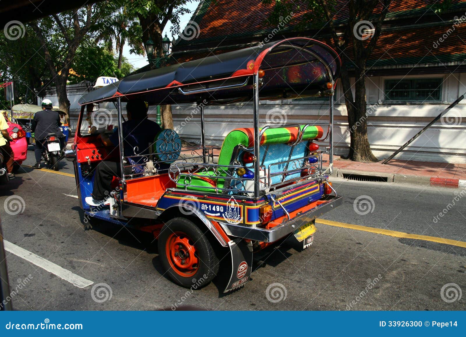 Tuc Tuc in Bangkok redactionele afbeelding. Image of snelheid - 33926300