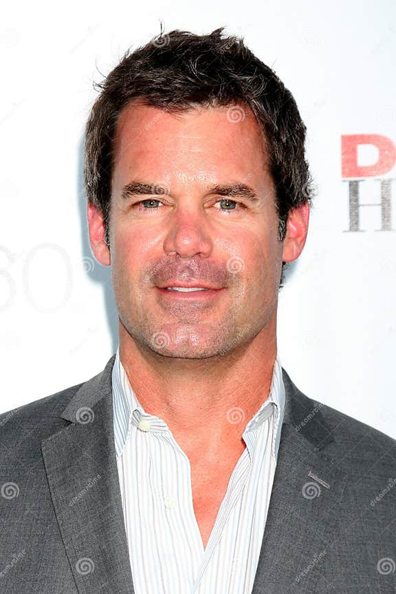 Tuc Watkins kommt in an redaktionelles stockbild. Bild von hausfrauen ...