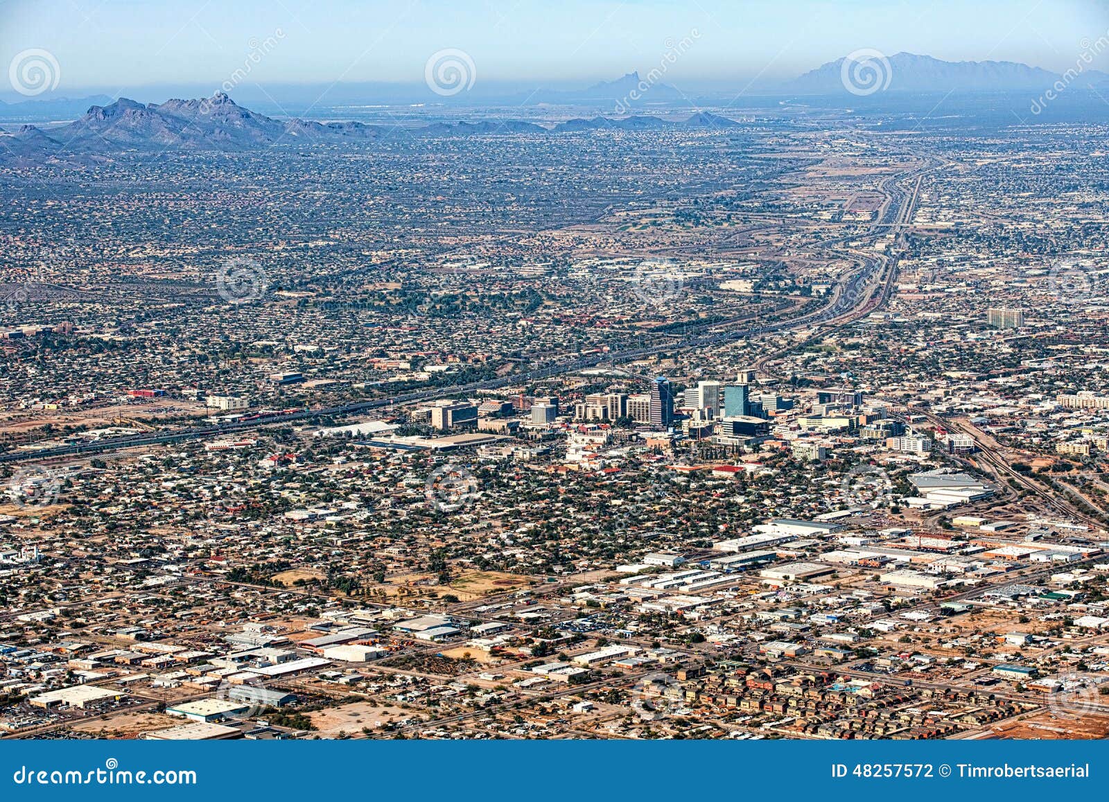 Tucson-Skyline stockfoto. Bild von horizont, berge, verkehr - 48257572