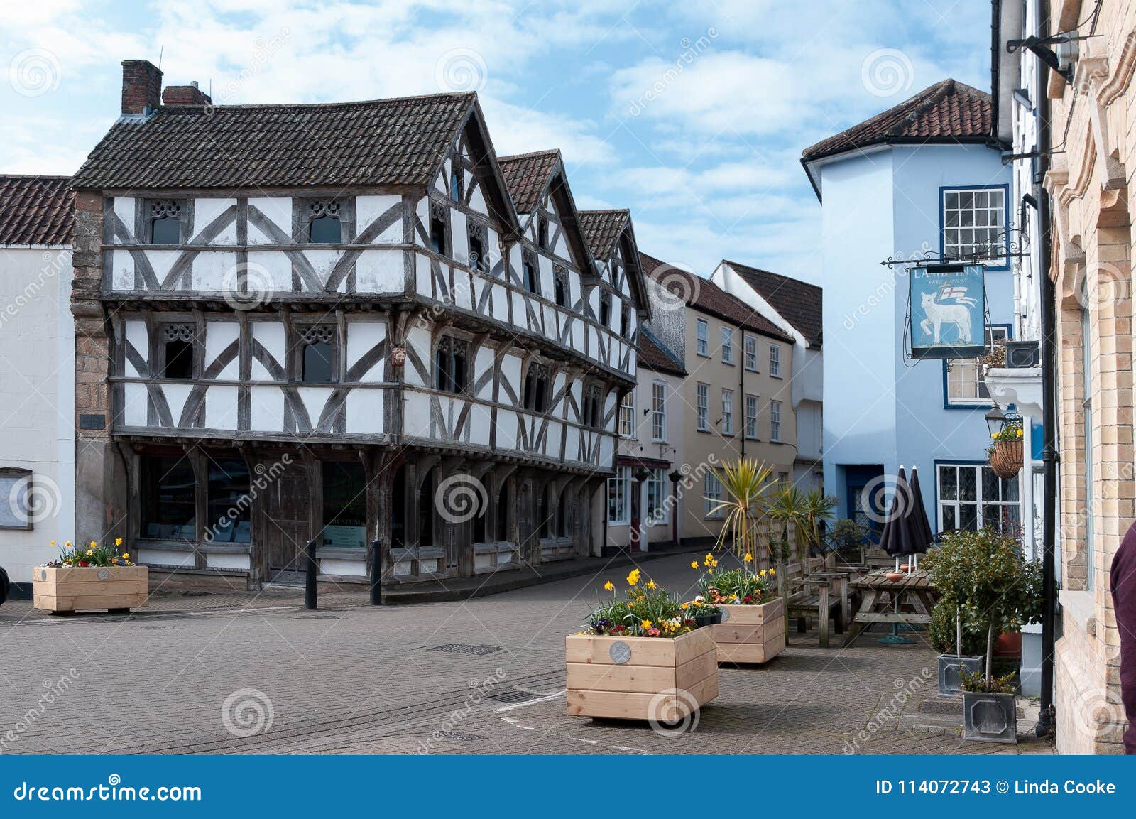 Tudor Building in Axbridge Square Editorial Stock Photo - Image of ...
