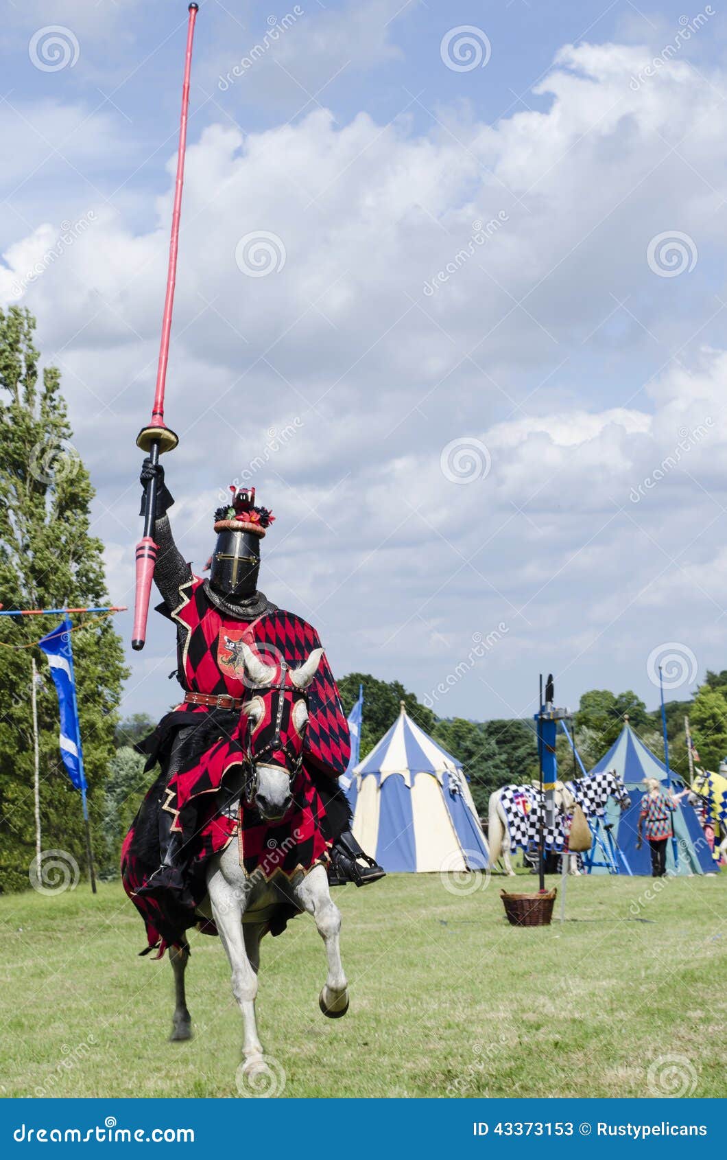 Tudor Knight Charging redaktionelles stockfoto. Bild von spiele - 43373153
