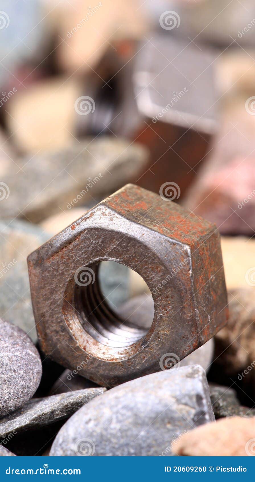 Tuerca grande del metal foto de archivo. Imagen de vida - 20609260