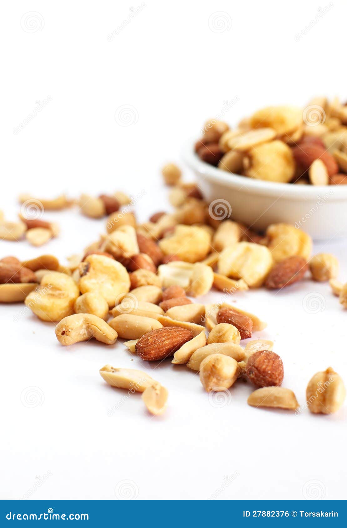Tuercas mezcladas foto de archivo. Imagen de alimento - 27882376