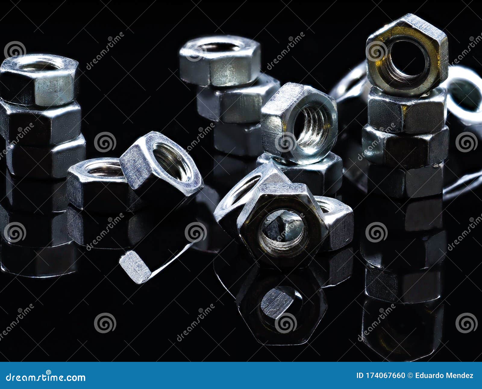 Tuercas y tornillos foto de archivo. Imagen de tuerca - 174067660