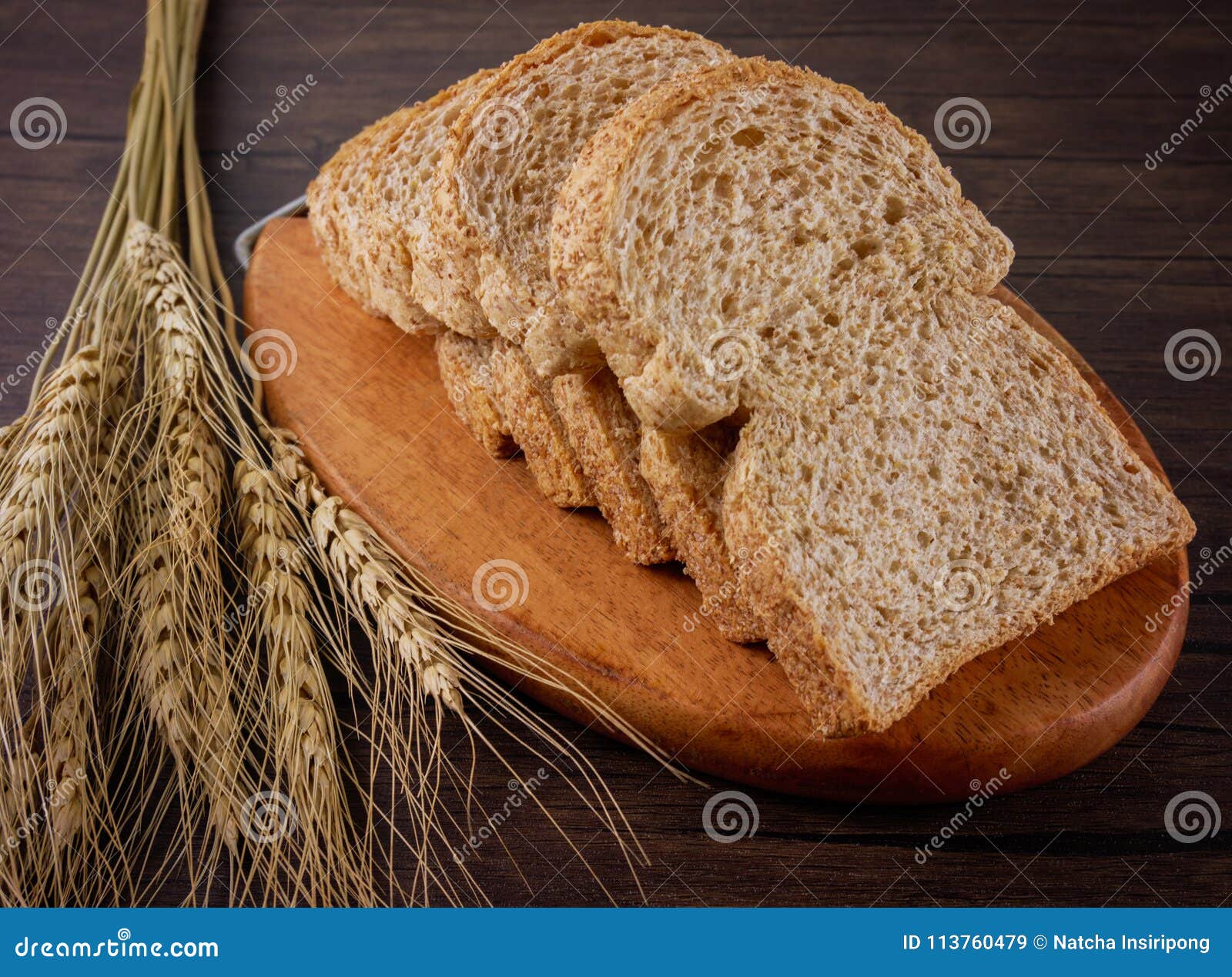 Tueste Los Panes En La Placa De Madera Y La Tabla De Madera Imagen de ...