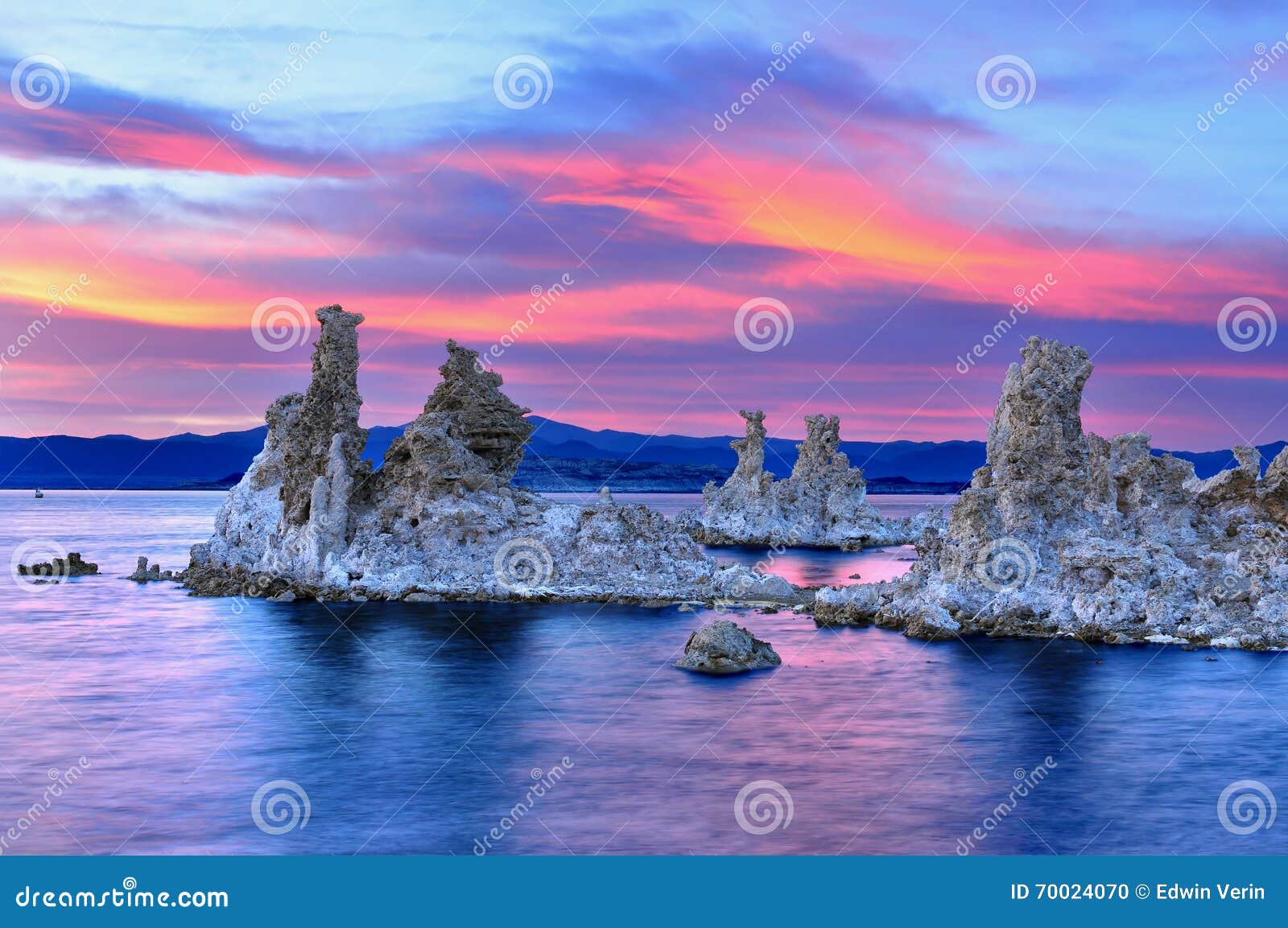 Tufa vormingen in MonoMeer stock foto. Image of scènes - 70024070