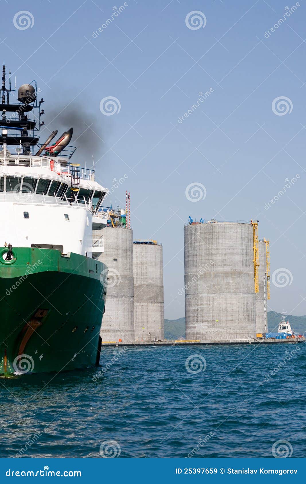 Tug and Offshore Oil Platform Stock Image - Image of mining, nakhodka ...