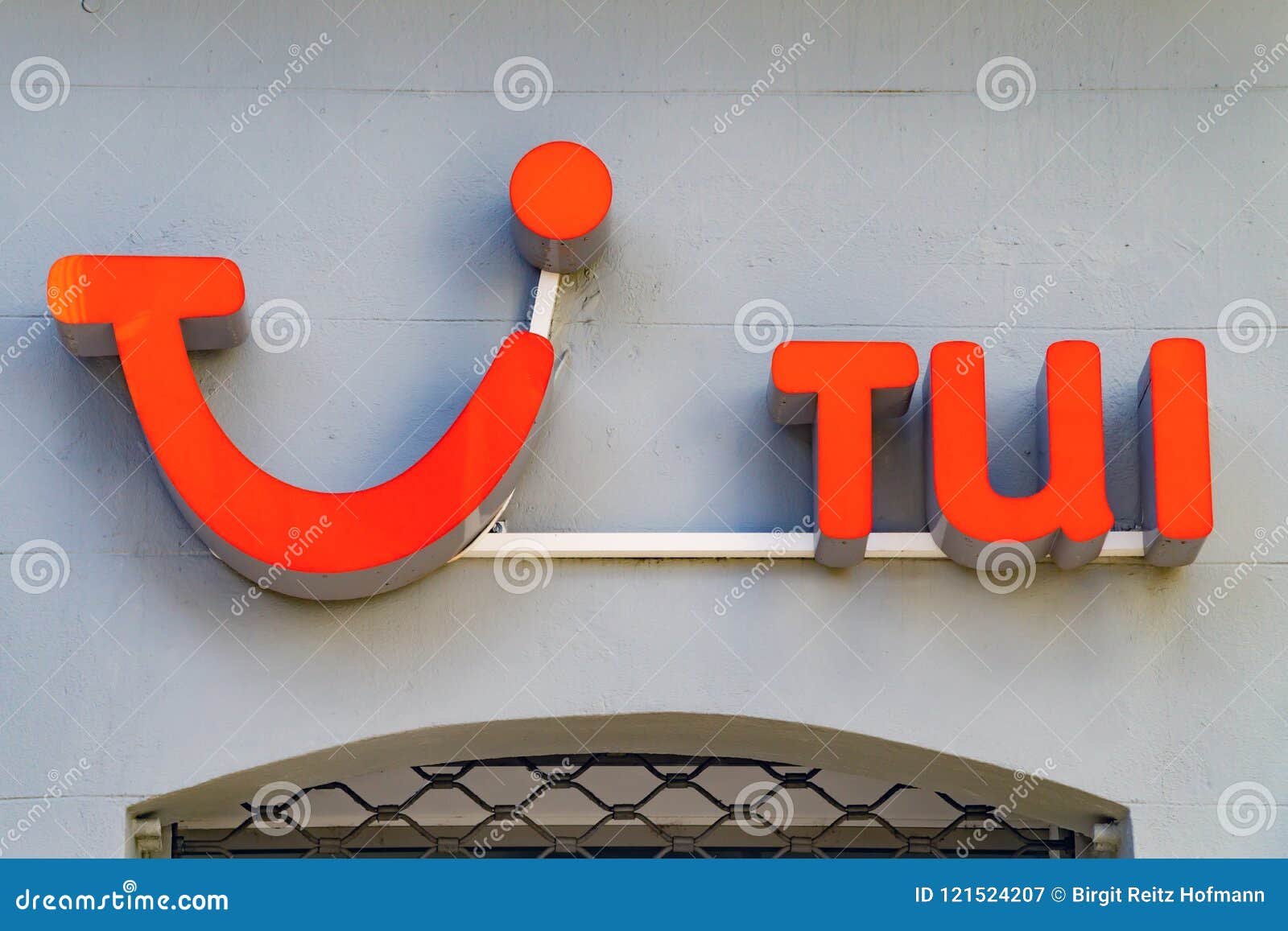 TUI Logo na fachada fotografia editorial. Imagem de europa - 121524207