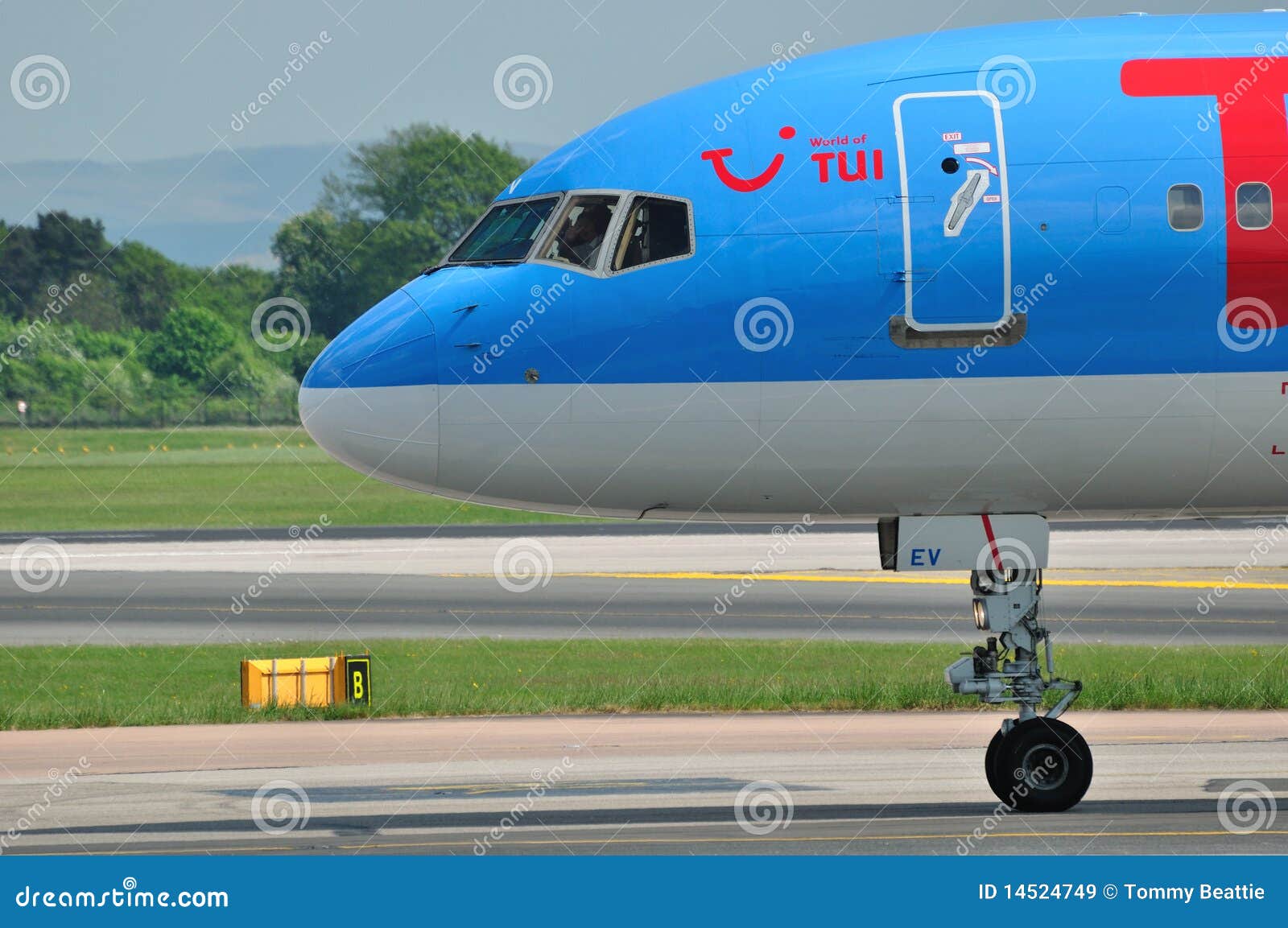 Tui Thomson Boeing 757 Cockpit Editorial Stock Image - Image of flying ...