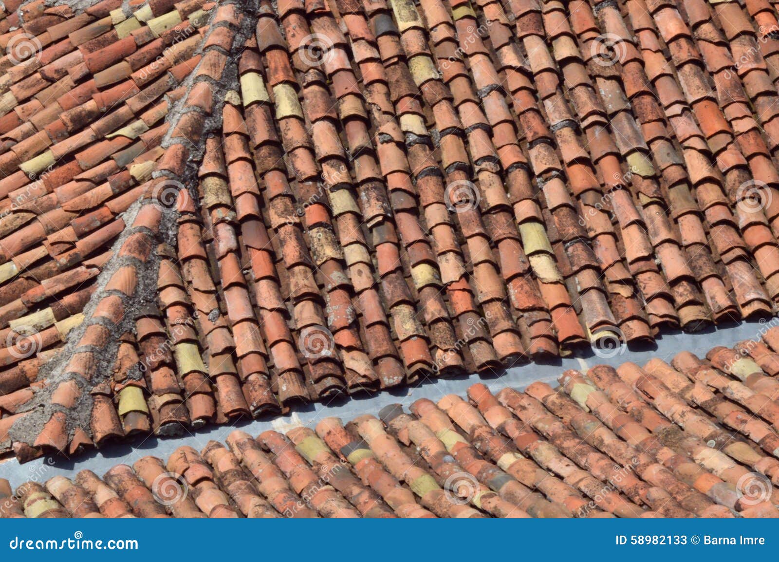 Tuiles D'argile Sur Le Toit Image stock - Image du argile, rouge: 58982133