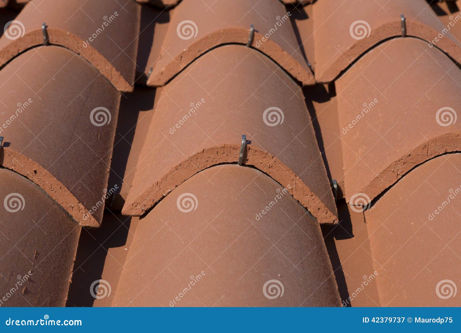 Tuiles De Toit D'argile Dans La Maison Image stock - Image du ...