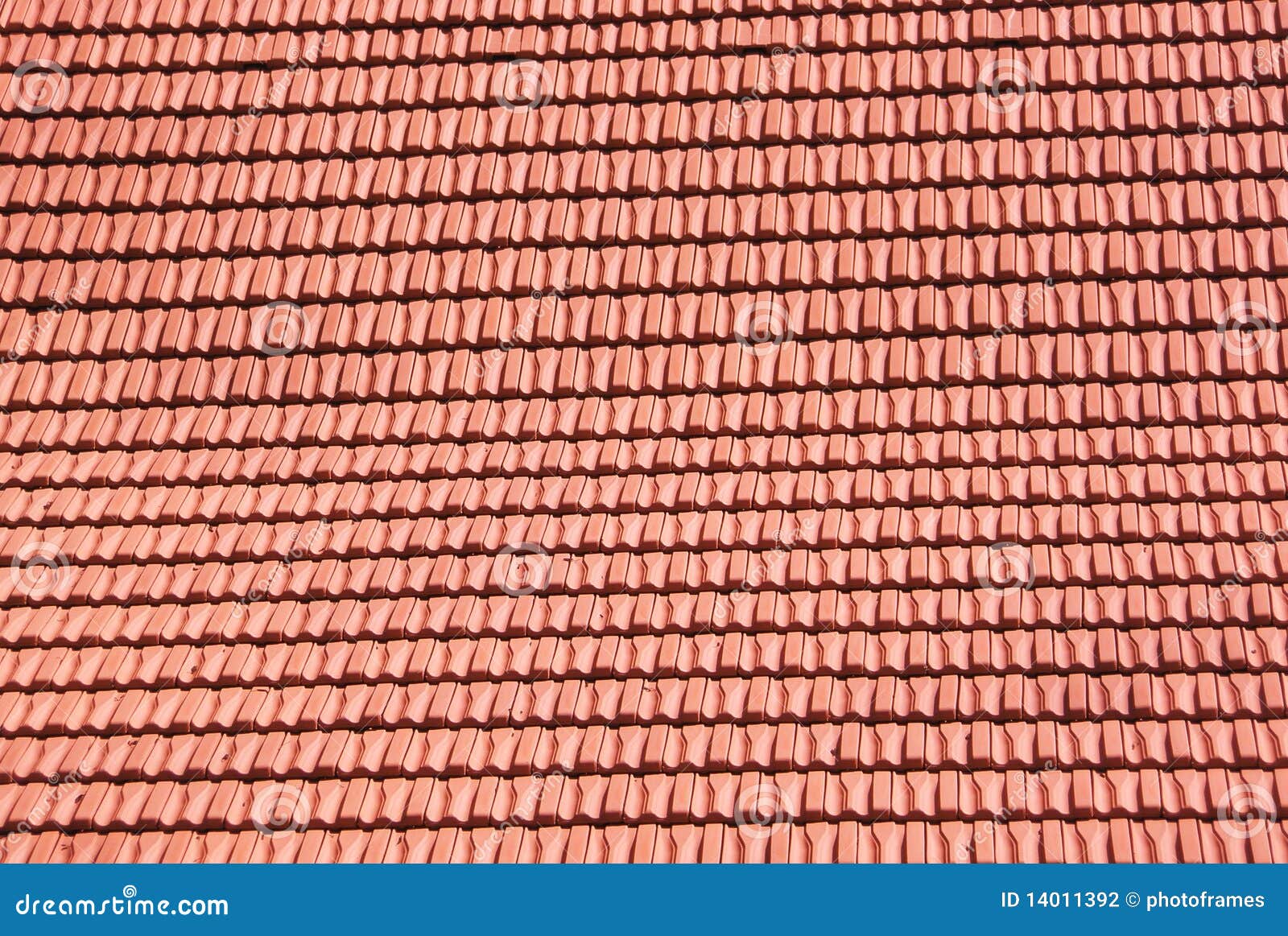 Tuiles de toit rouges photo stock. Image du logement - 14011392