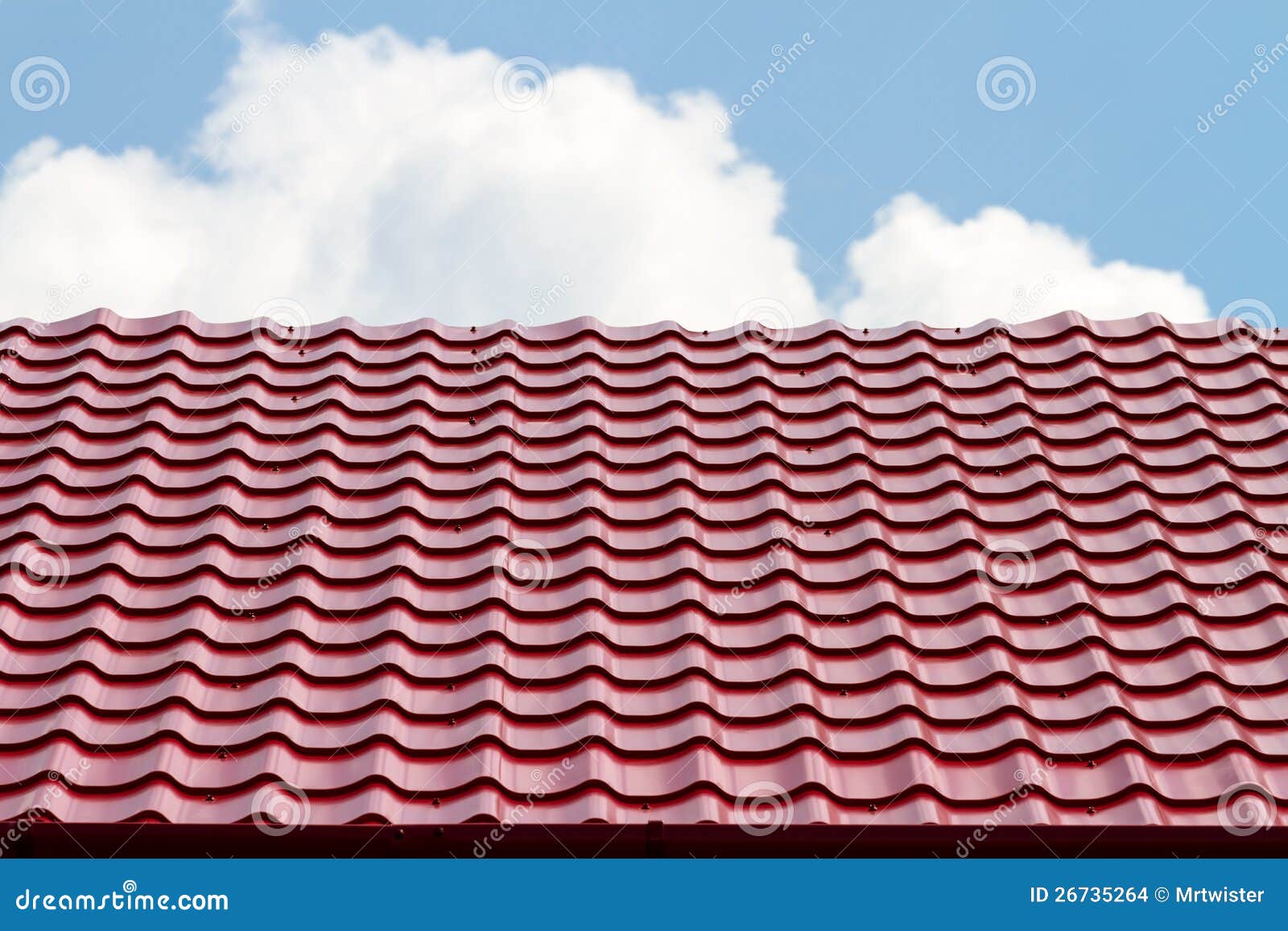 Tuiles de toit rouges photo stock. Image du nuage, aluminium - 26735264