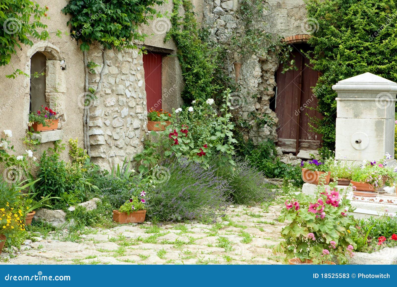 Tuin in de Provence stock afbeelding. Image of idyllisch - 18525583