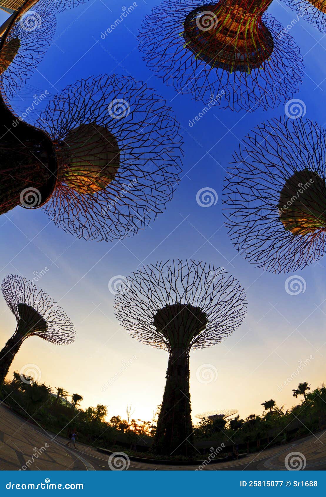 Tuinen door de baai redactionele fotografie. Image of super - 25815077